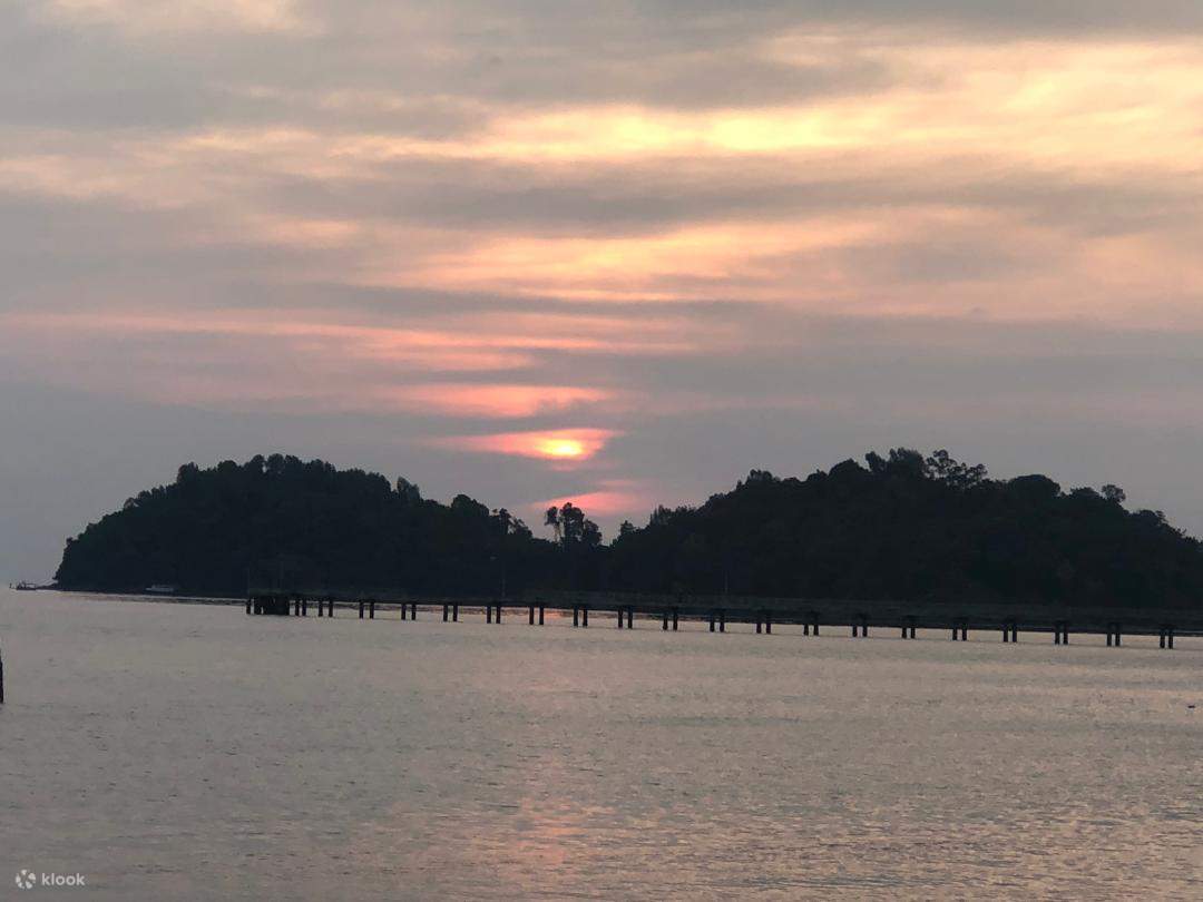 Sunrise Morning Tour : Penanghill & Local Morning Market - Klook Singapore