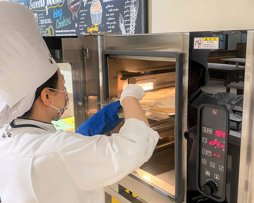 Buat Kue Shiroi Koibito Anda Sendiri yang Terkenal di Sapporo - Klook ...