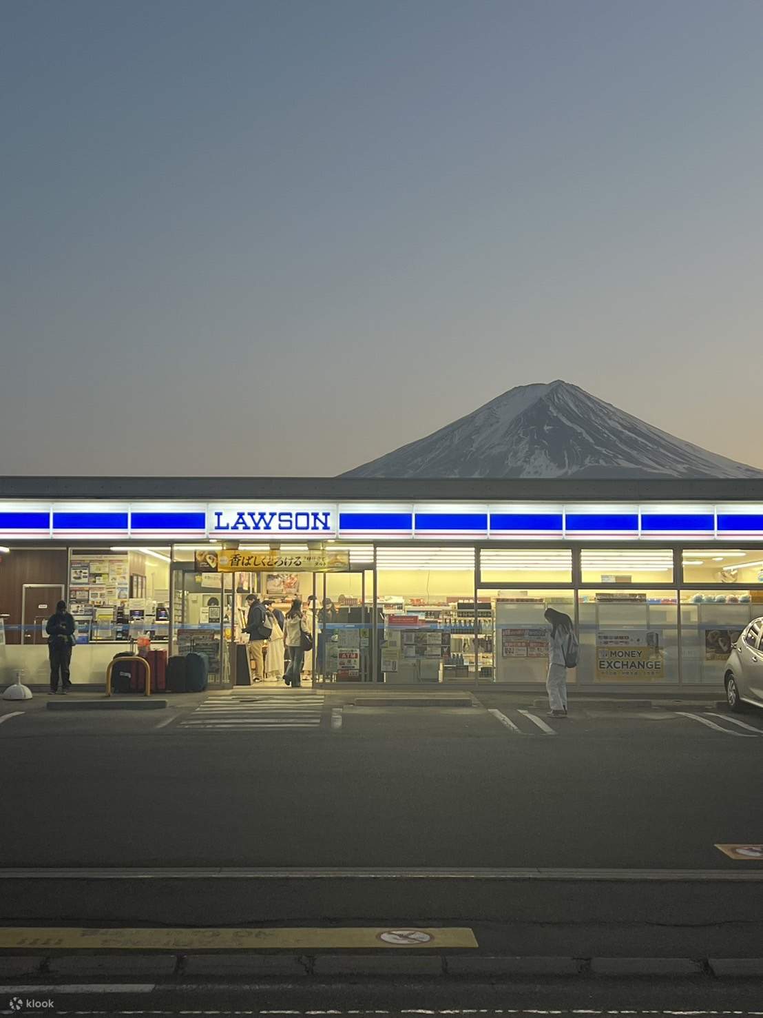 Check in di Mt. Fuji Lawson Convenience Store, Fuji Twin Lakes Day Tour ...