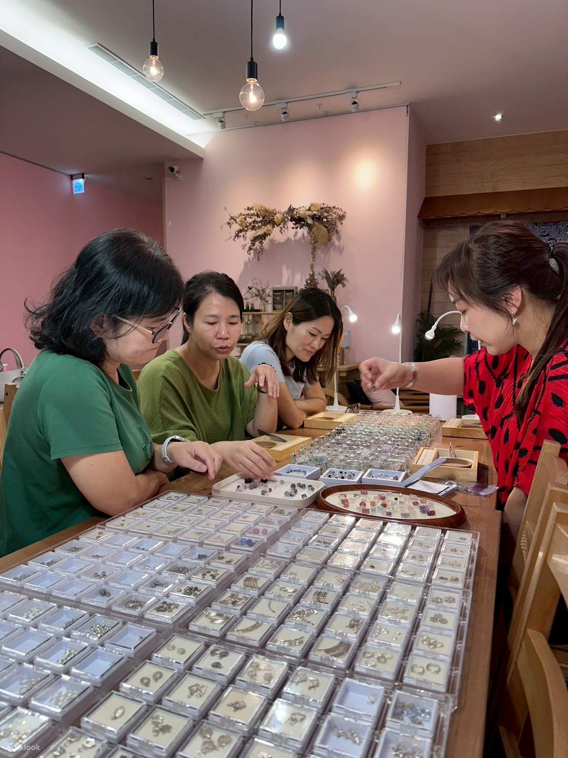 Taichung: Kursus Pengalaman Membuat DIY Kristal Penyembuhan - Klook ...