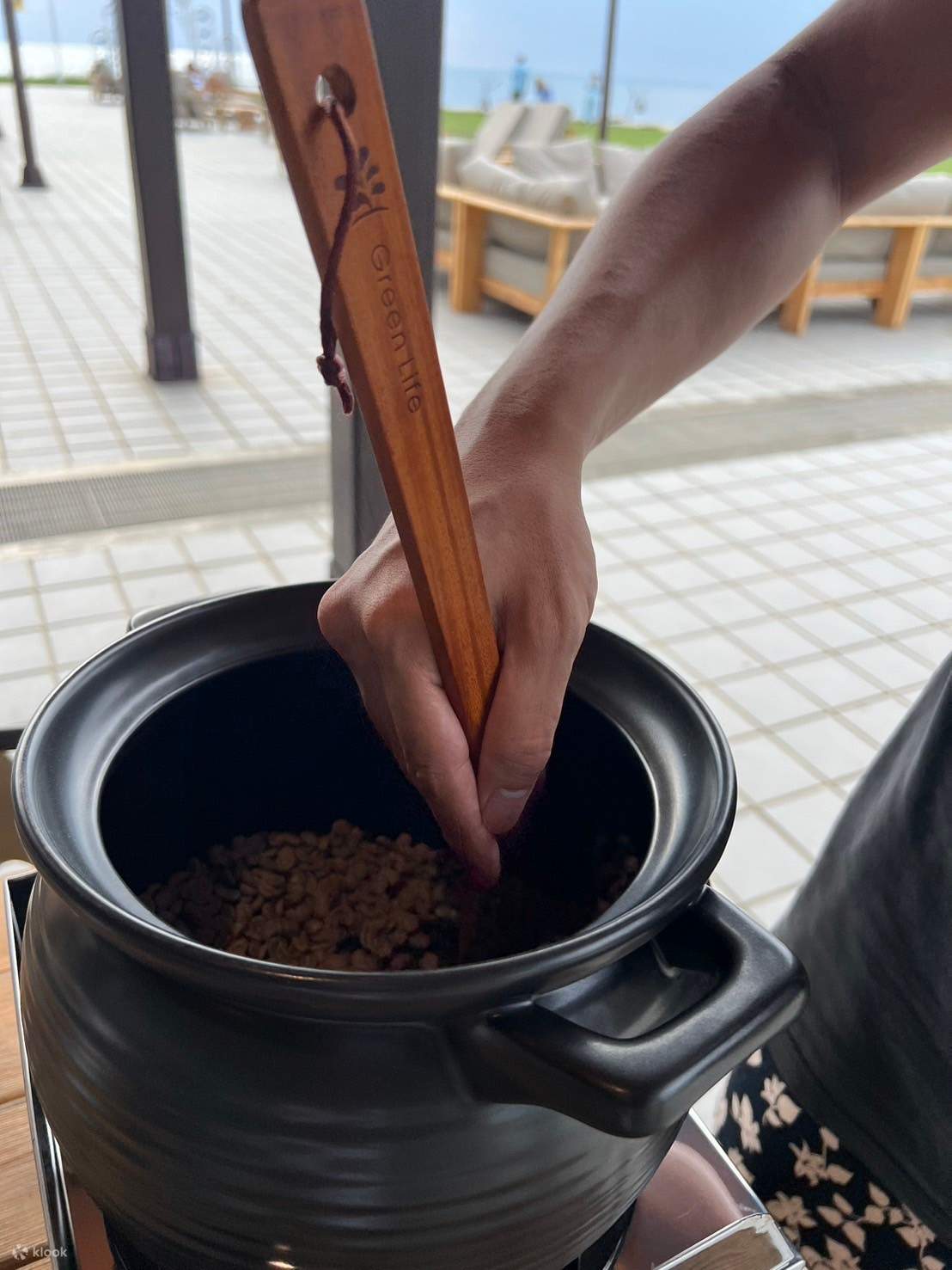 Xiaoliuqiu coffee roasting | earthenware pot roasted beans | hand ...