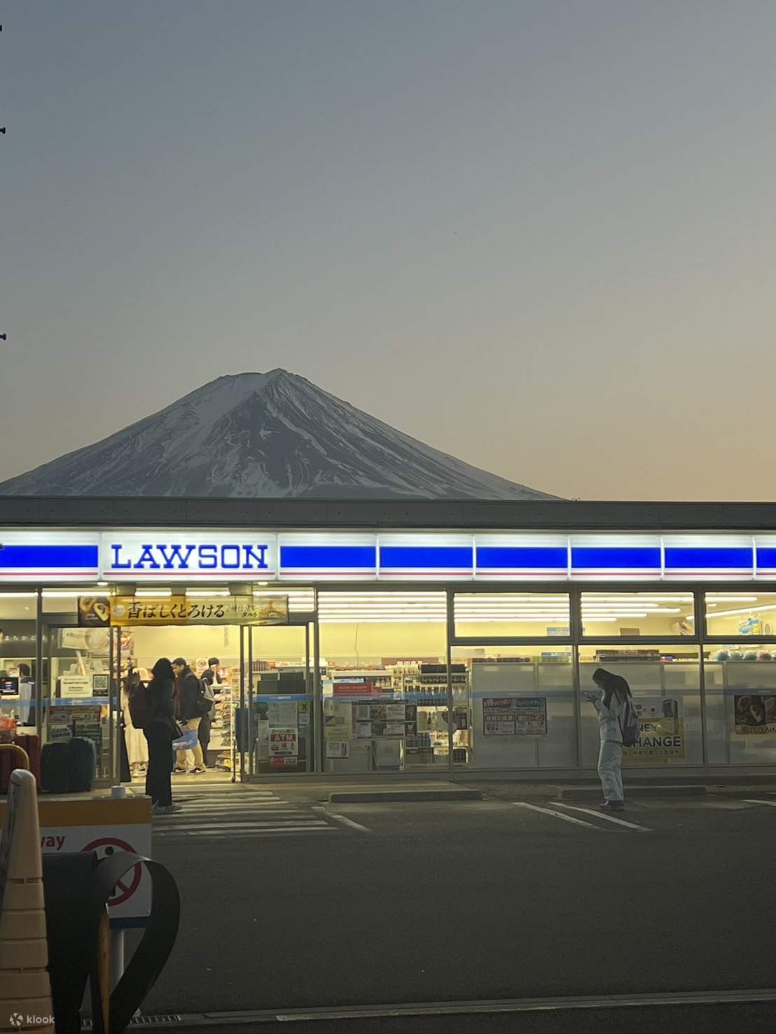 Check in di Mt. Fuji Lawson Convenience Store, Fuji Twin Lakes Day Tour ...