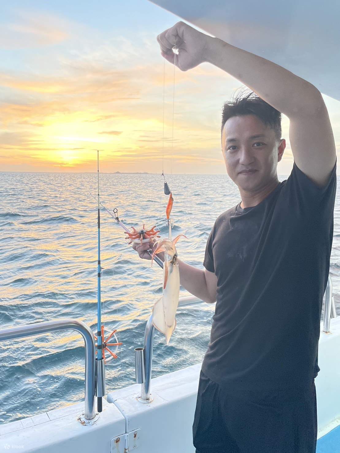 Penghu: Charter boat night fishing for squid and squid three ways to ...