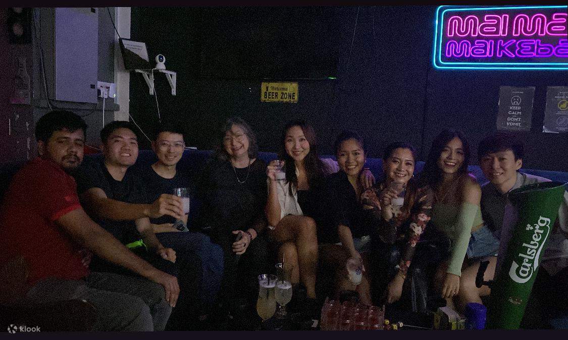 Party Singapore Bespoke Pub Crawl - Klook