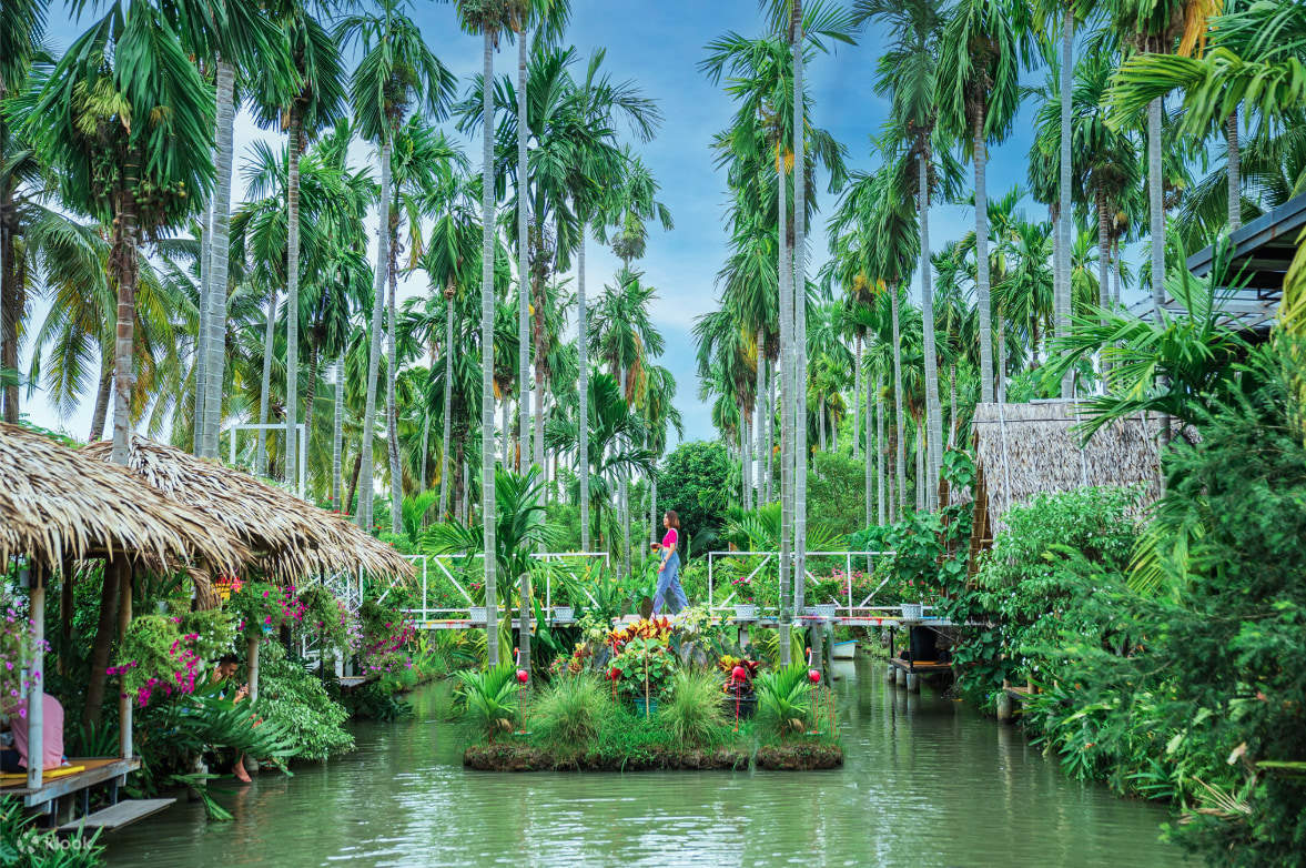 Bangkok Ig Cafe Tour At Bubble In Forest, After Rain, Ampawa Sri in ...