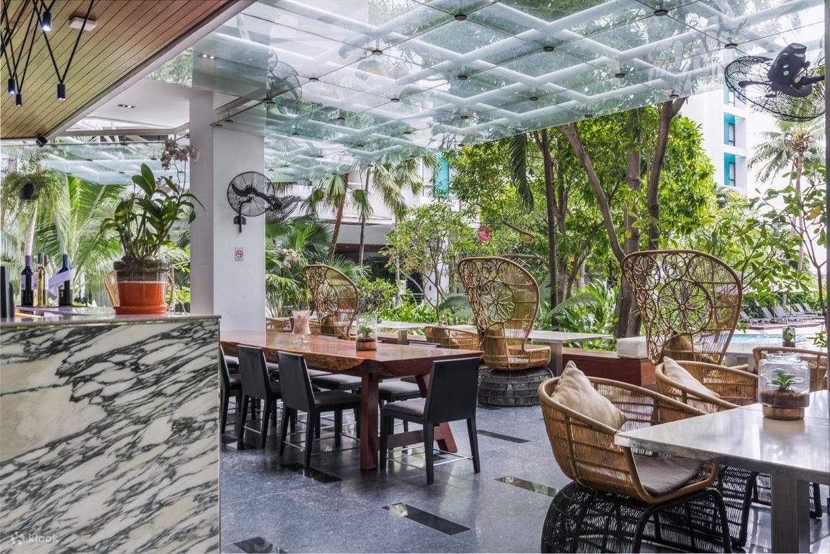 Day Pass with Pool Access & Food Credits at Flow Oasis Pool Lounge, Bangkok - Klook, Vereinigte ...