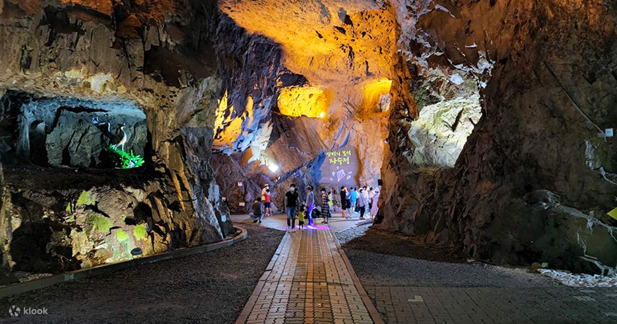 Busan: Snow Season Ice Valley Cable Car & UNESCO Spot Discovery Tour
