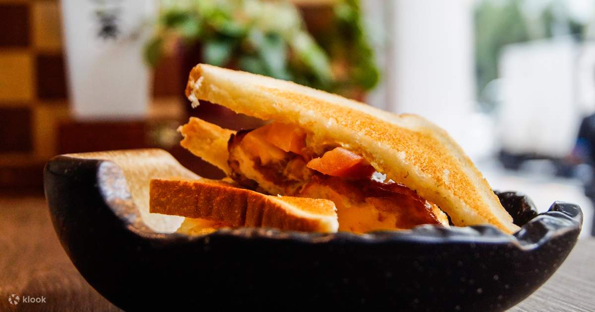 Set Kombo Shan Cha Bacon & Egg Toastie Terletak di Chinatown, Singapura