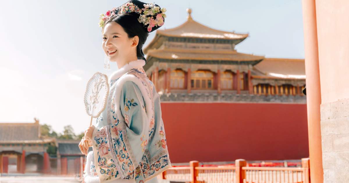 Tourists take photos in ancient Chinese costumes of Qing Palace ...