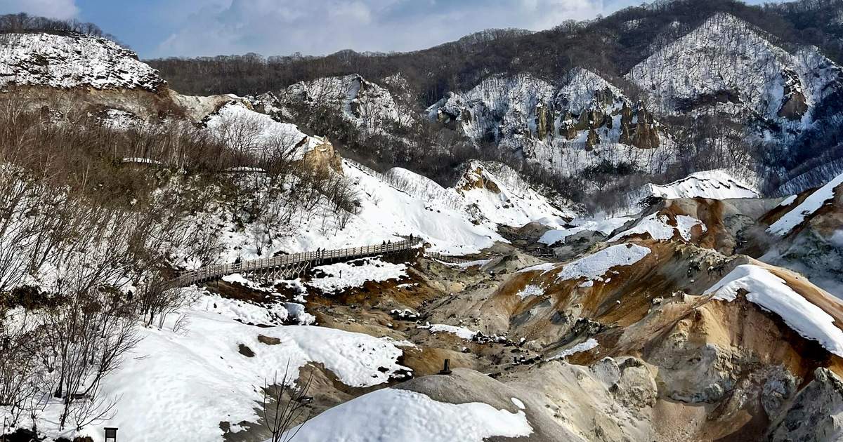 Lake Toya, Showa Shinzan Bear Farm, and Noboribetsu Jigokudani Day Tour ...