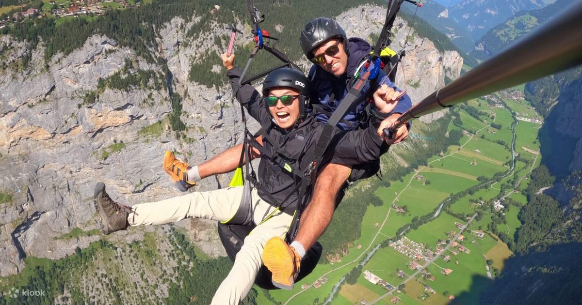 Paragliding tandem di atas lembah dan air terjun Lauterbrunnen - Klook ...