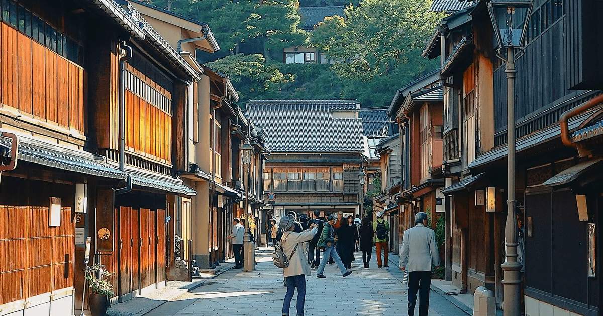 Kanazawa Day Tour: Geisha District, Kenrokuen Garden and the Castle ...
