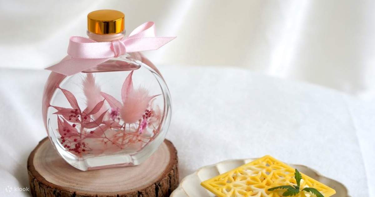 Taoyuan｜Flower Tablet Course: Making Floating Flowers - Klook