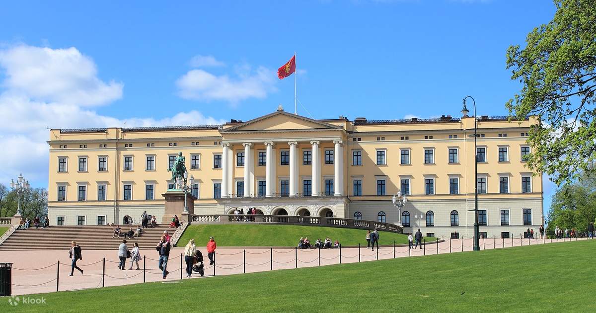 Visita a pie de medio día en grupo pequeño al Palacio Real y la Puerta ...
