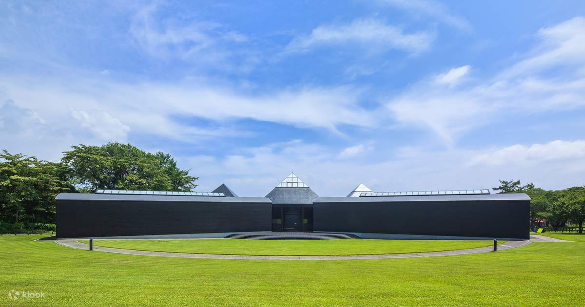 ARCO DEL MUSEO HARA "Frente al sol es donde se encuentra el cielo azul ...