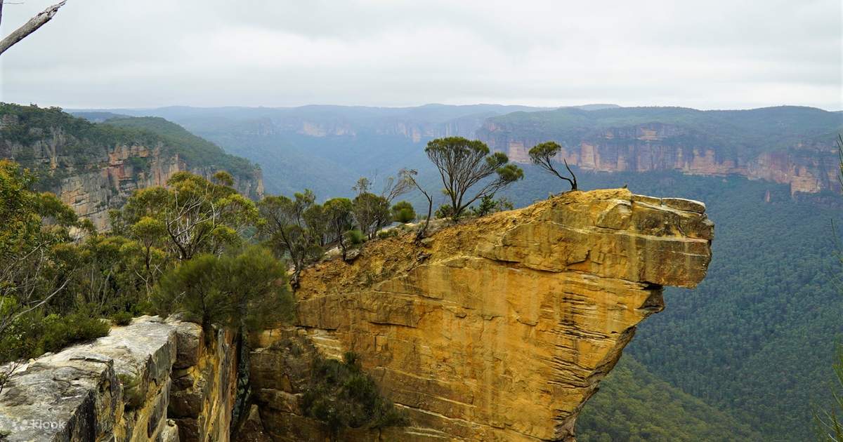 Naik Sepeda E-bike atau Sepeda Standar Mandiri di Hanging Rock di Blue ...