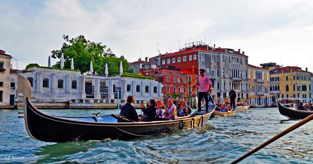 Grand Canal Gondola Ride in Venice with Commentary, Music, and Singers ...