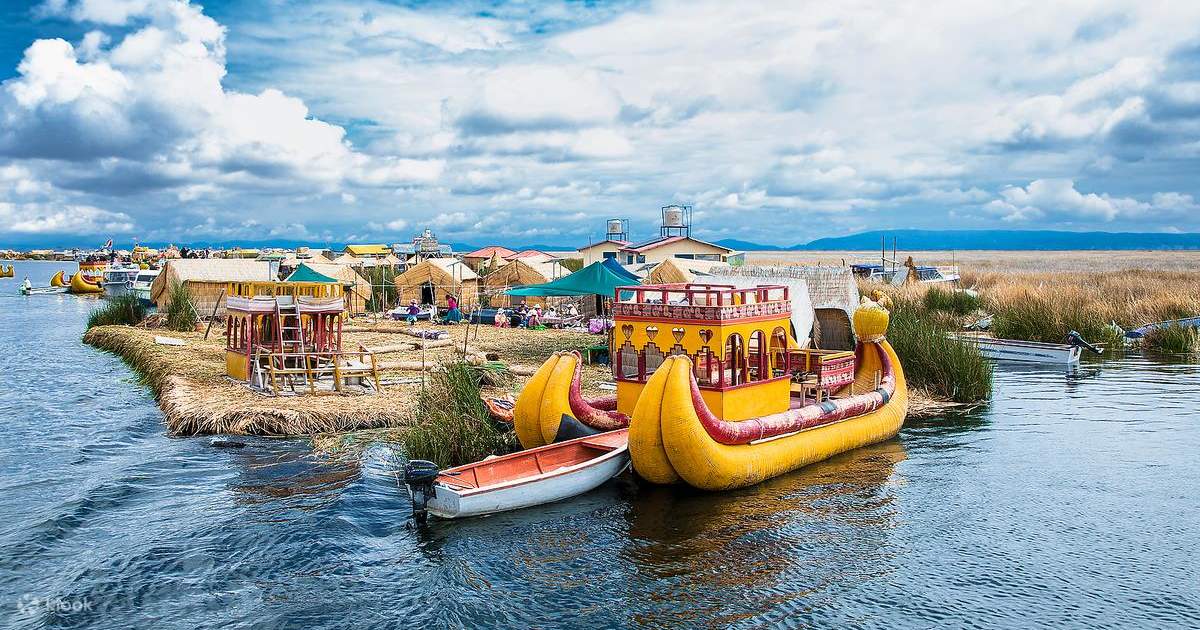 在导游带领的乌鲁斯浮岛之旅中探索的的喀喀湖的魔力 Klook客路