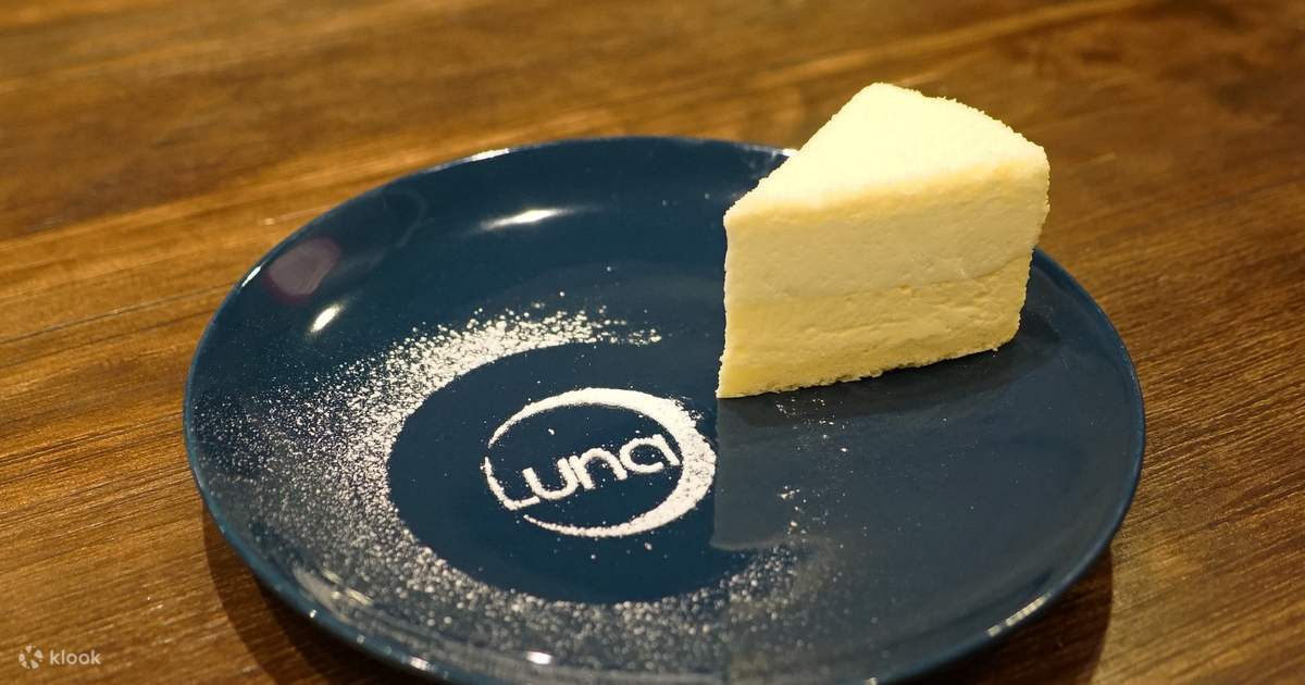 Original Cream Cheese CRUNBAR and Cheese Cake at Luna Cafe in Sheung ...