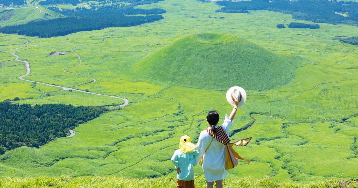 Kumamoto Castle + Mount Aso + Crater + Kusasenri + Mount Kishima ...