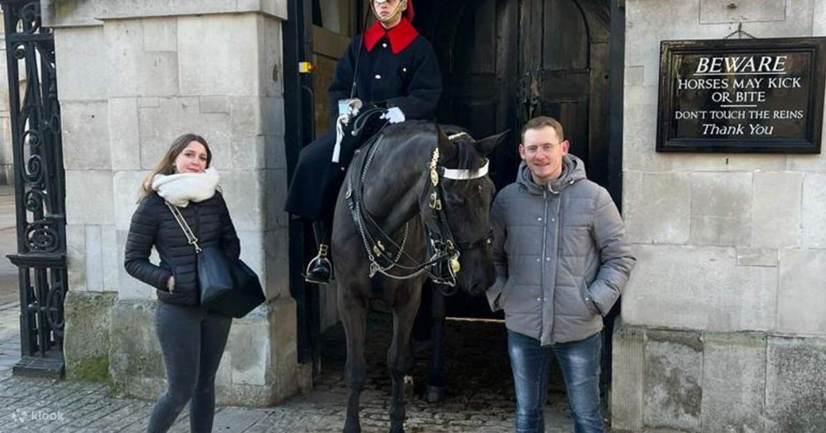 Explore Londres: Visita guiada a pie por el Palacio de Buckingham y ...