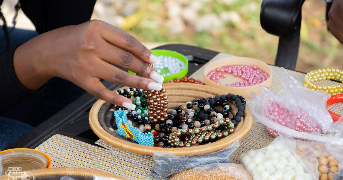 Pengalaman Membuat Manik-manik Tradisional - Klook Indonesia