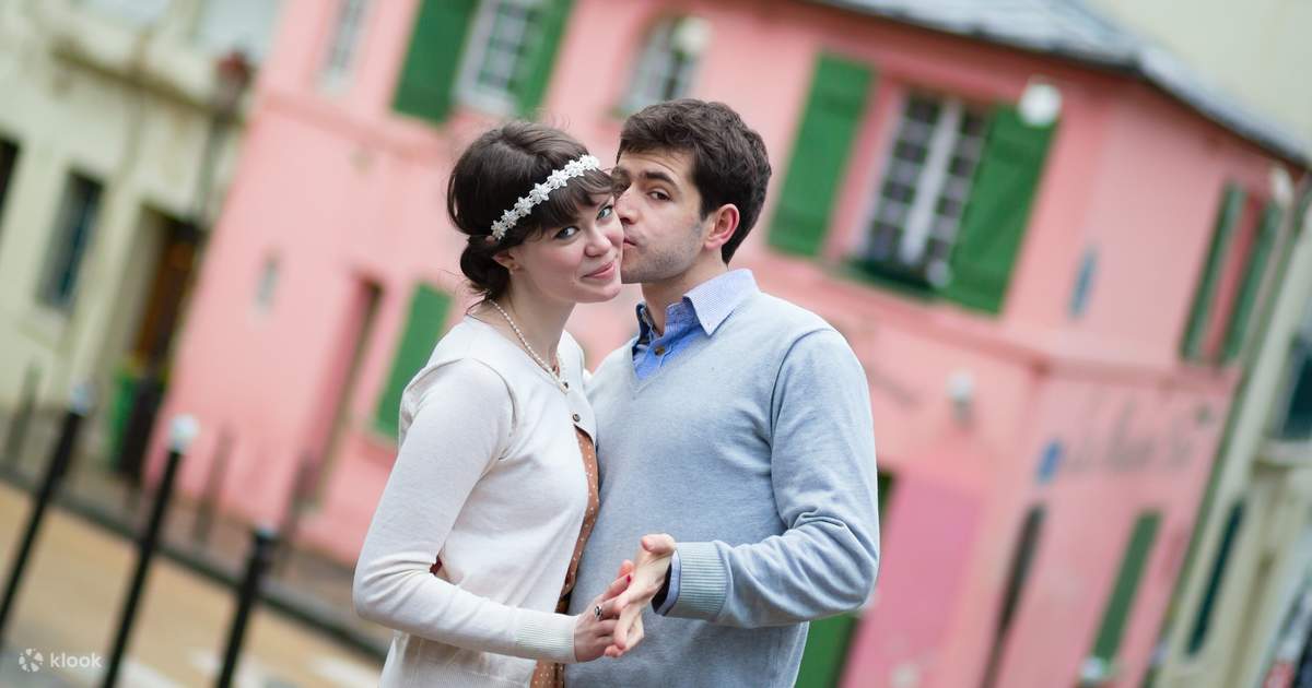 Experience a Typically Paris Photoshoot in Montmartre with Emily in ...