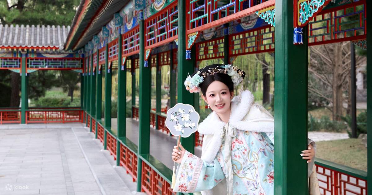 Tourists take photos in ancient Chinese costumes of Qing Palace ...