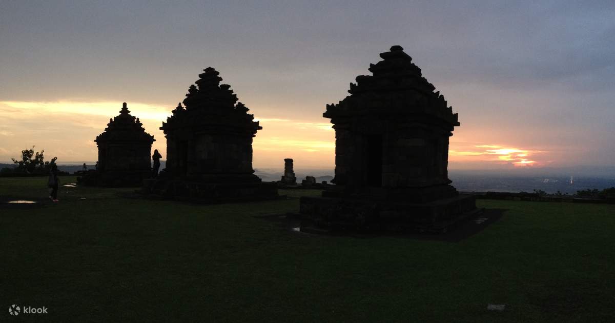 Coucher de soleil au temple d'Ijo avec le restaurant Suwatu, un lieu ...