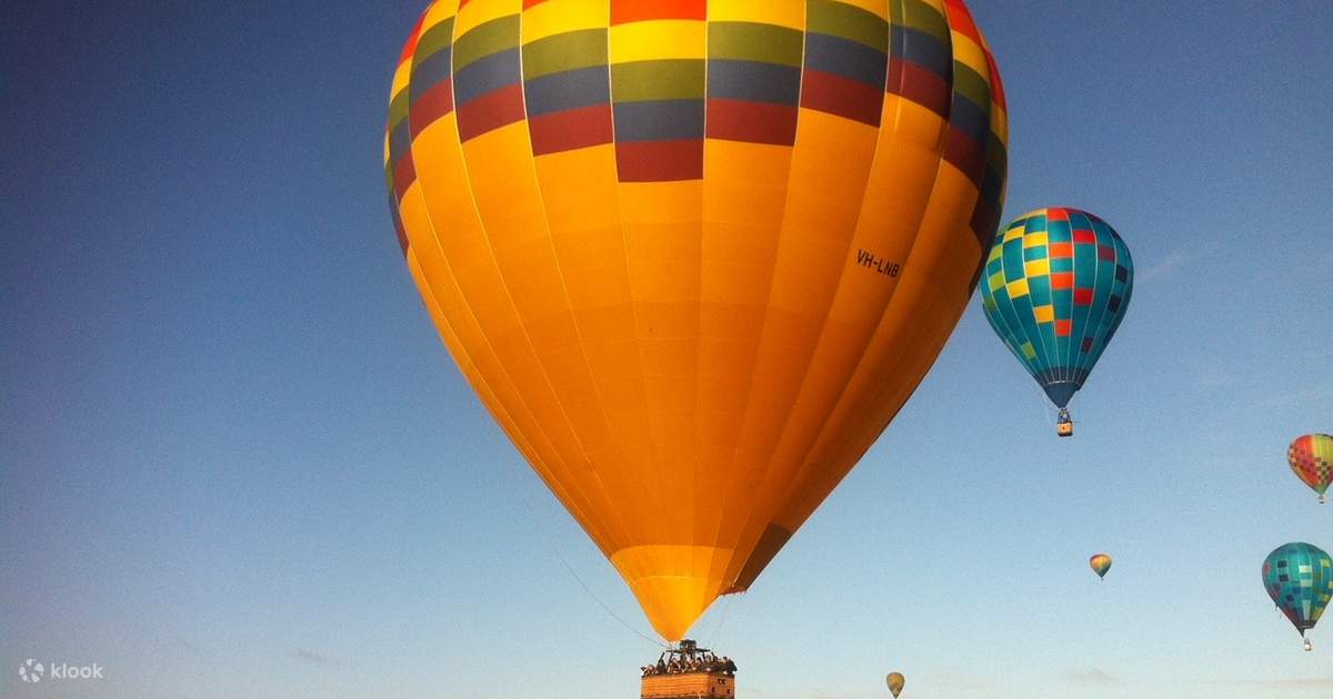 Balon Udara Panas Matahari Terbit di Hari Kerja di atas Lembah Avon ...