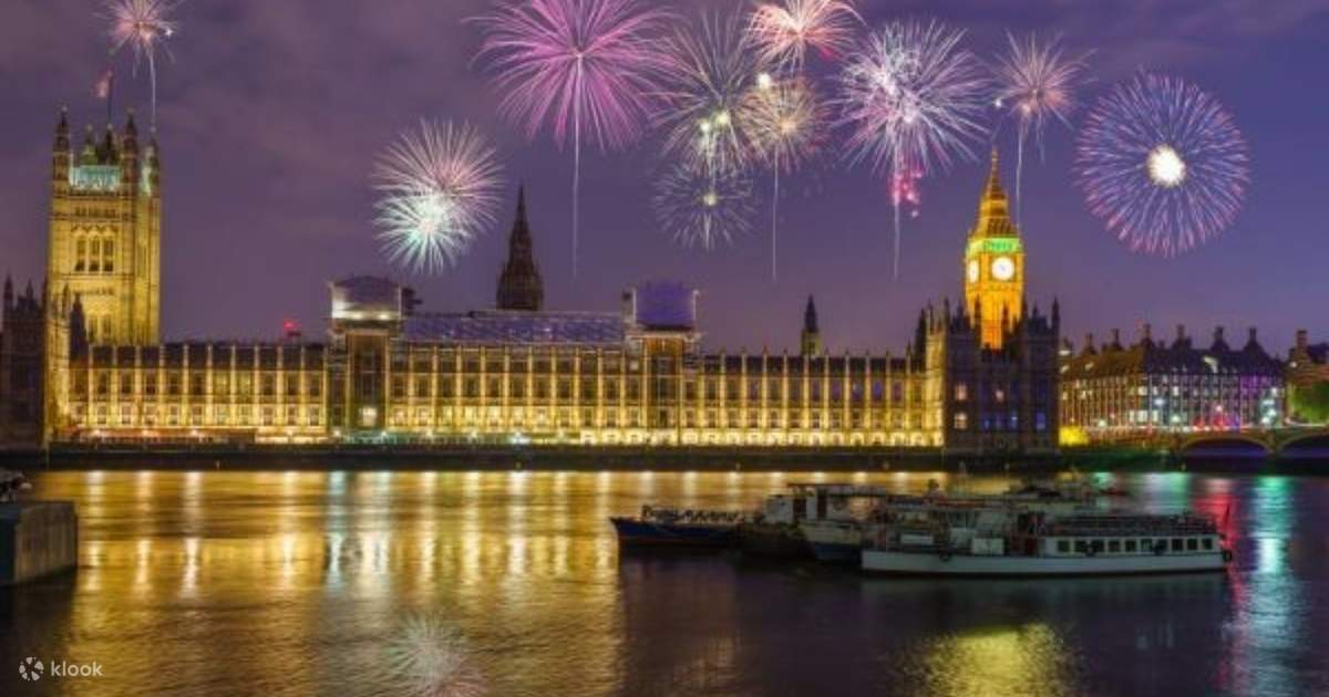 Du thuyền đêm giao thừa trên sông Thames trên du thuyền London Rose ở ...