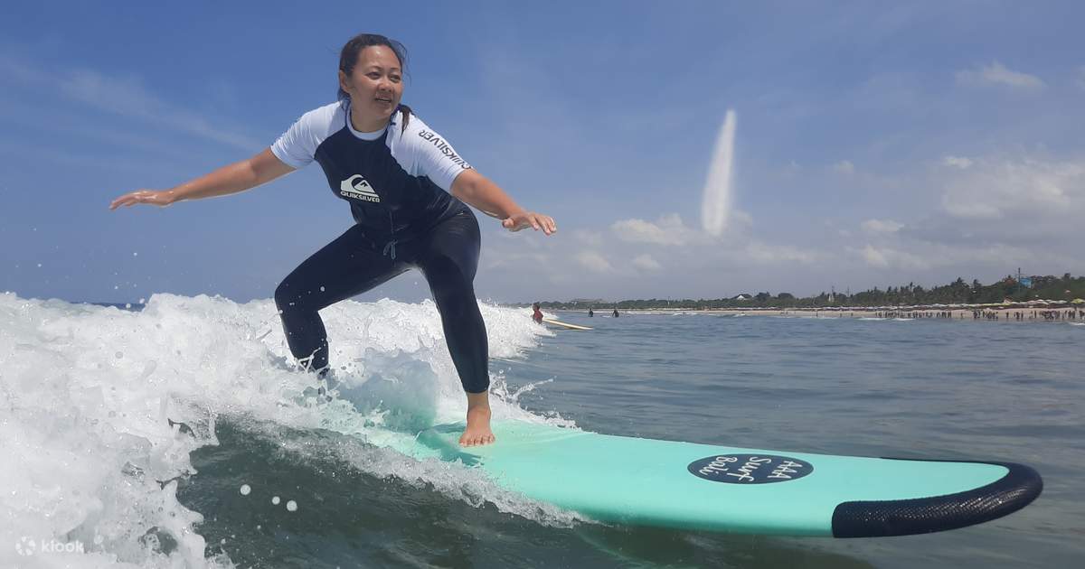 Surfing di Pantai Kuta Bali oleh AAA Surf - Klook Indonesia