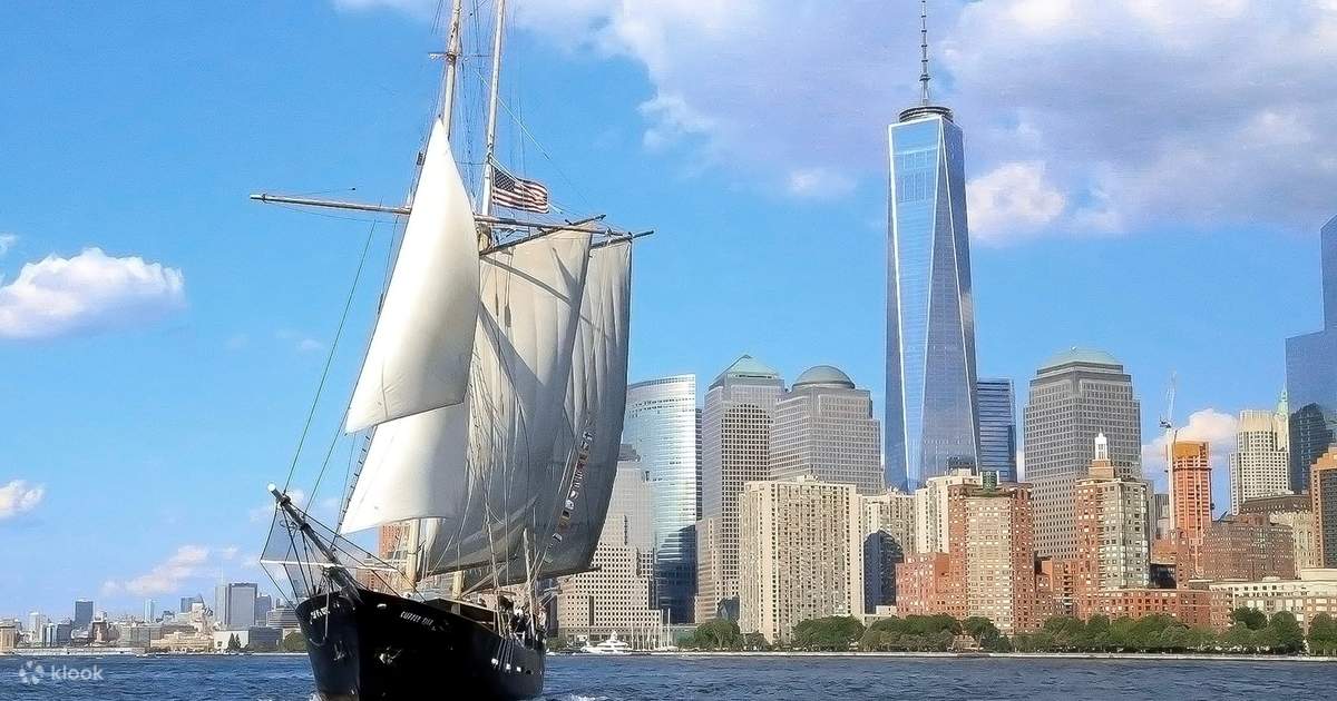 Experiencia en Nueva York de navegación al atardecer con cócteles a ...