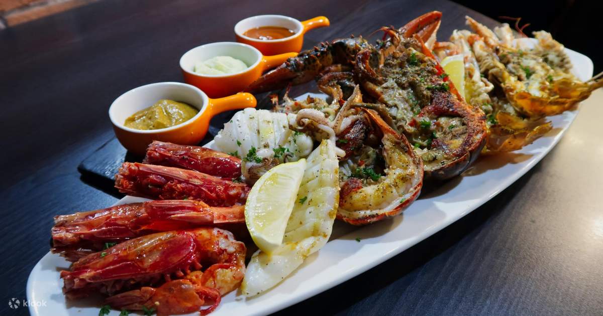 Phần Cơm Tôm Hùm Tươi Và Hải Sản Tây Ban Nha Tại BarCelona Tapas & Rice ...