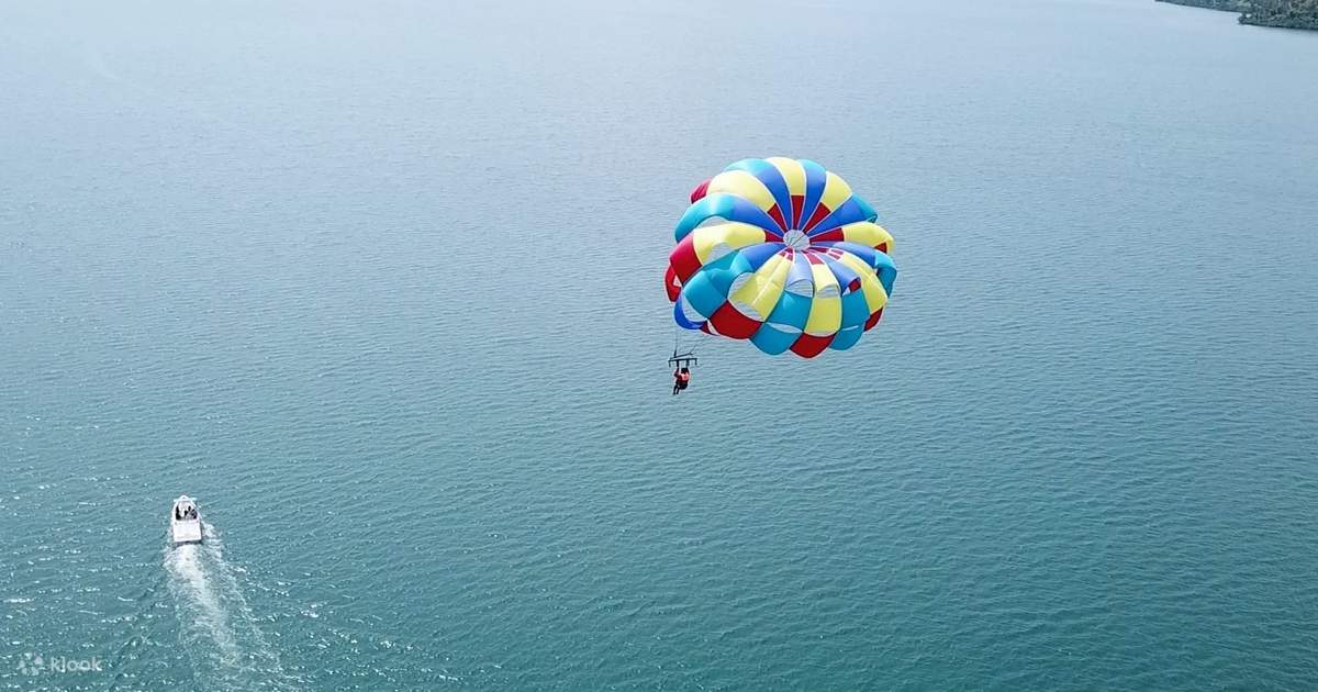 Expérience de parachute ascensionnel et de kayak transparent à Coron ...