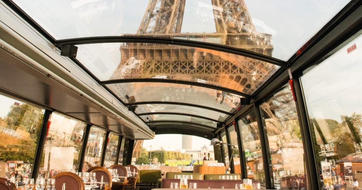 Comida o cena gourmet con gastronomía francesa en el lujoso autobús ...