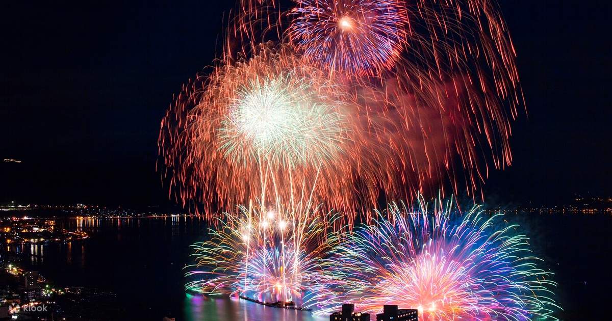 Japans größtes Feuerwerksfestival "Suwa Lake Fireworks Festival ...