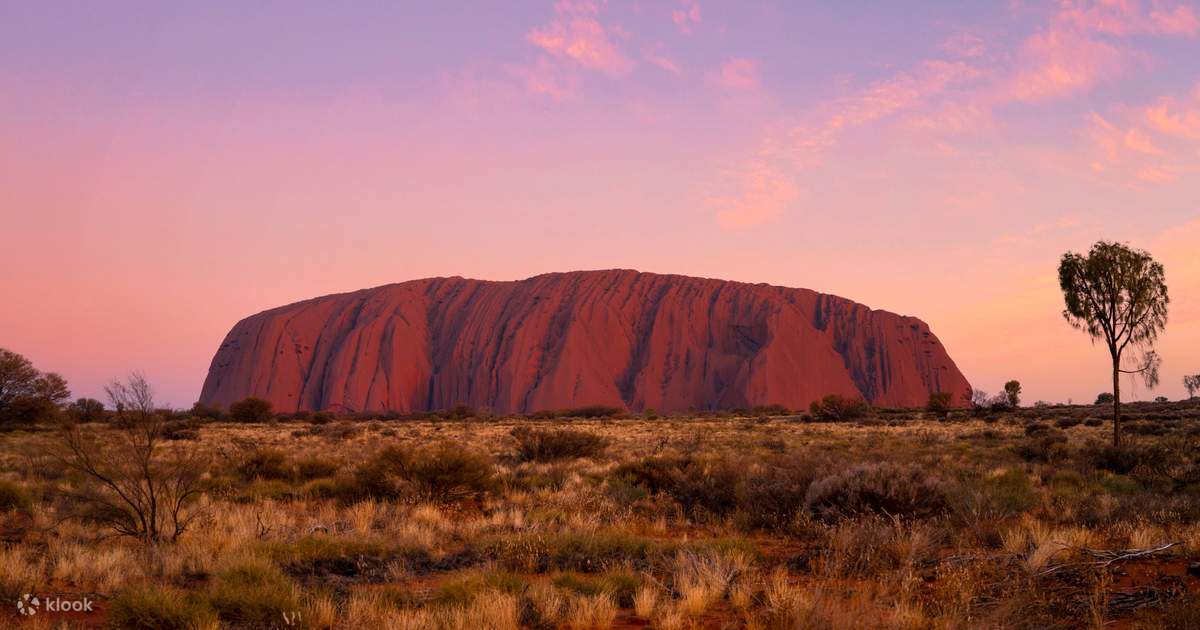 Excursión a los lugares sagrados de Uluru y al atardecer desde Yulara ...