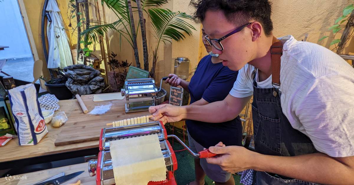 Pizza and Pasta Making Experience at The Sundowner - Klook Singapore