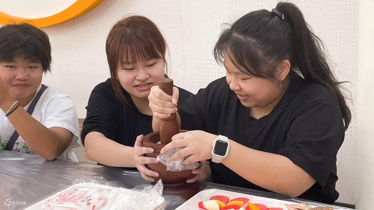 Yilan Yimi Rice Snacks Tourist Factory - Fruit Dafu DIY Experience - Klook