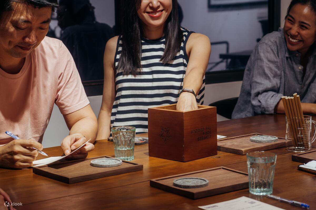 Lắc & Thưởng Thức: Cocktail chủ đề cà phê từ tâm hồn Việt Nam - Klook Việt Nam