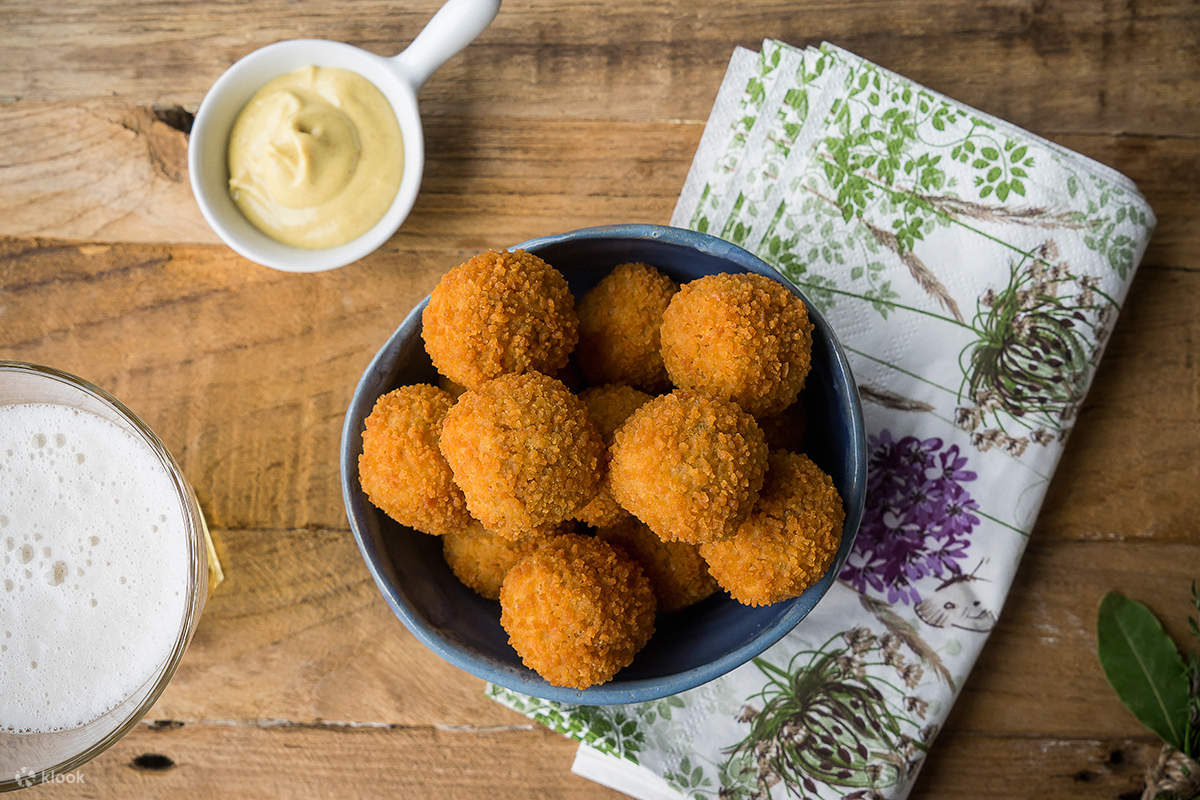 Utrecht - Food Tour: Try out 6 dutch bites - Klook United Kingdom