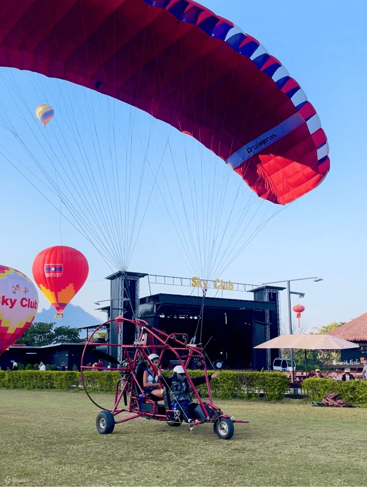Balon udara panas dan paramotor di Vangvieng - Klook Indonesia