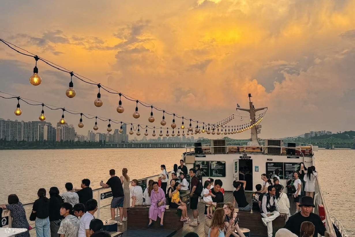 Seoul Night Tour:Han River Cruise & Gwangjang Market & Hidden Street ...