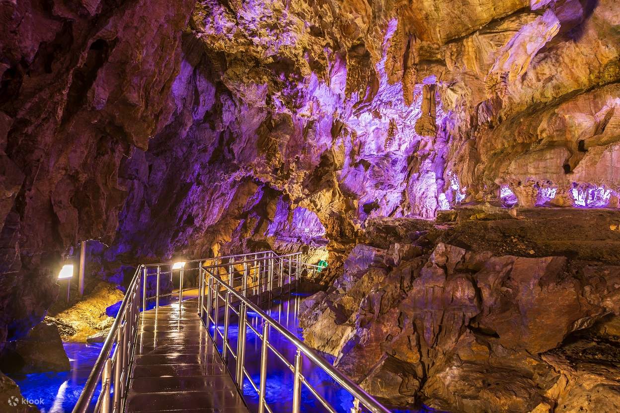 Excursión privada en coche de un día a la gran cueva de piedra caliza ...