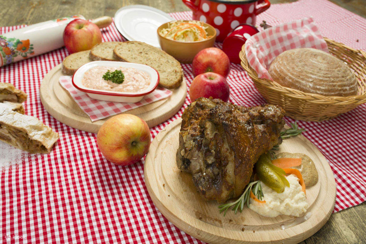 Folkloric Dinner Show Experience in Prague - Klook