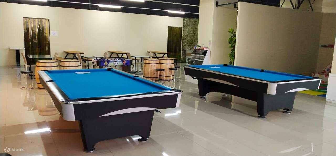 กิจกรรมเล่นบิลเลียดและตีกอล์ฟเสมือนจริงที่ One Strike Arena ในจาการ์ตา ...