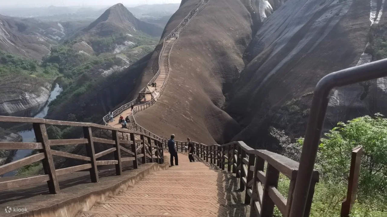 2-Day Tour in Chenzhou, Hunan (8-person group + Dongjiang Lake ...