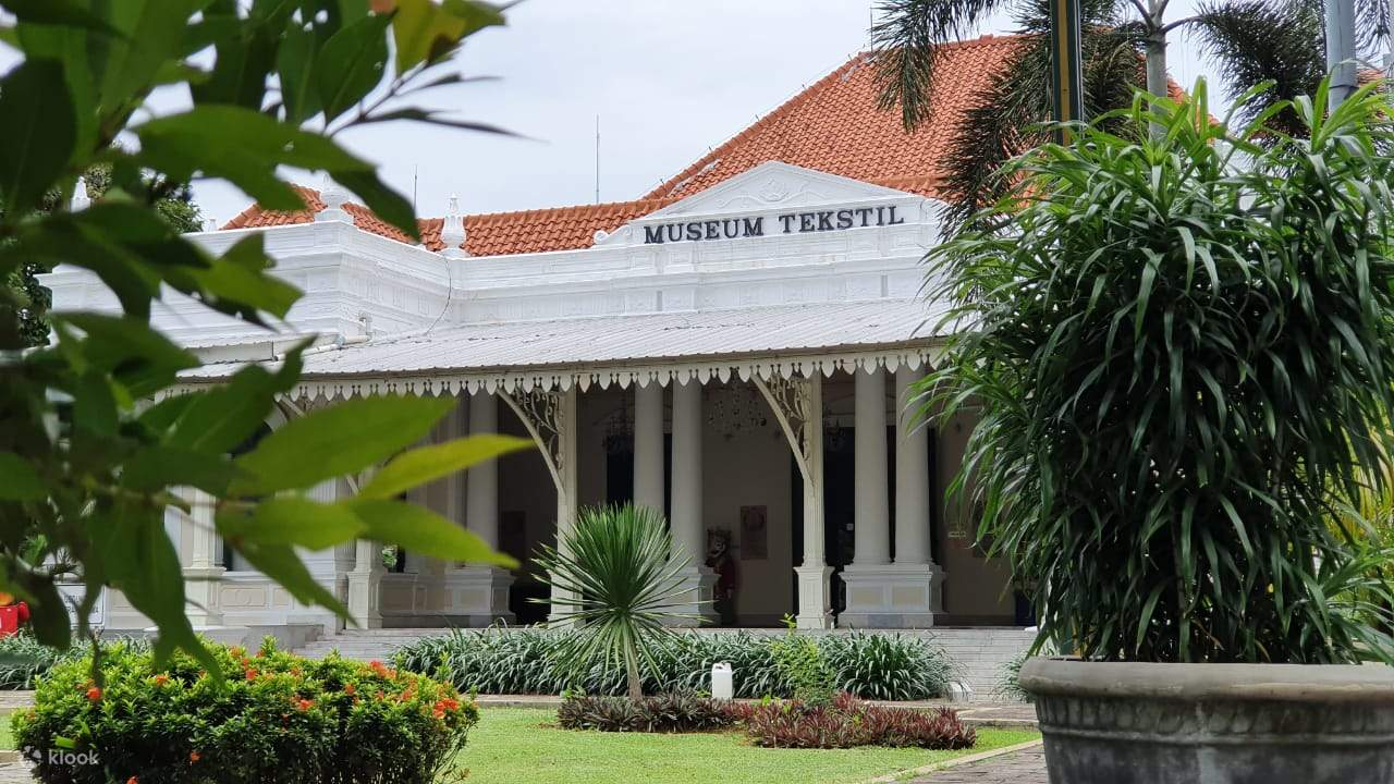 Jakarta City Tour with Batik Workshop - Klook