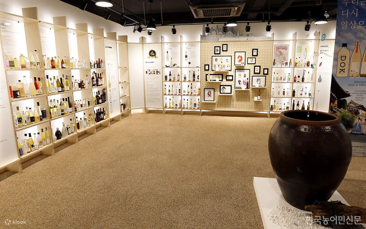 Seoul Hanbok & Craft Makgeolli Experience and Bukchon Hanok Village ...